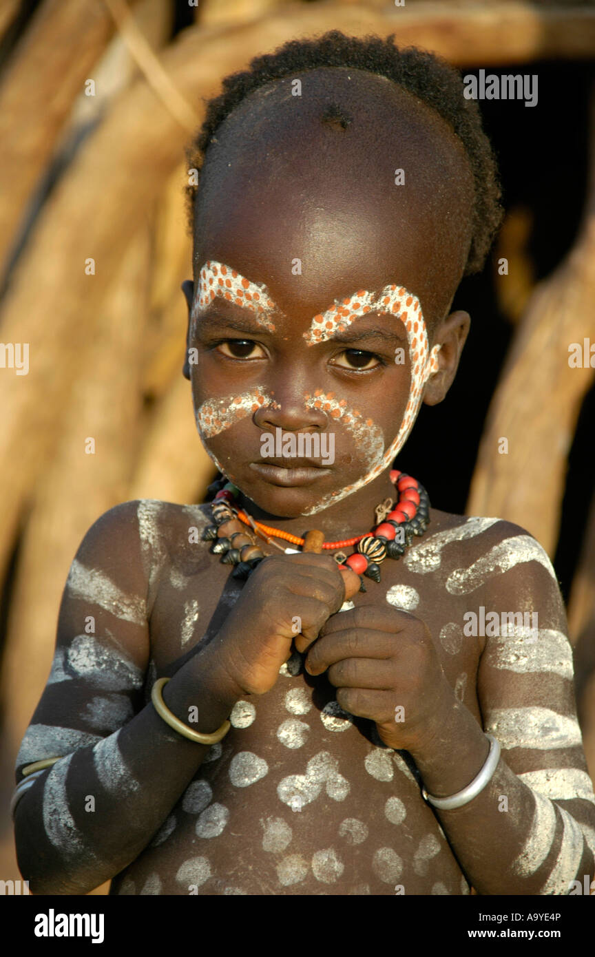 Children in front of a painting hi-res stock photography and images - Alamy
