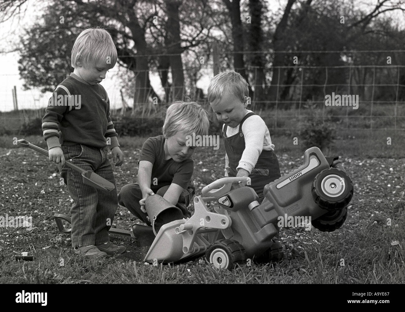 Kids playing outside uk garden hi-res stock photography and images - Alamy