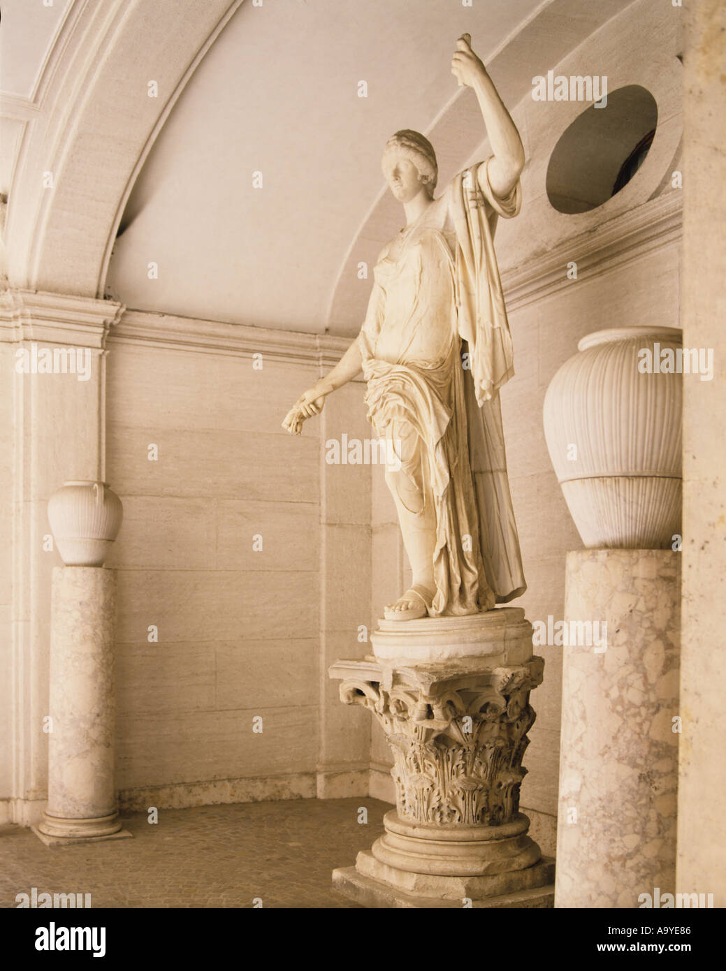 WHITE MARBLE SCULPTURE Stock Photo - Alamy