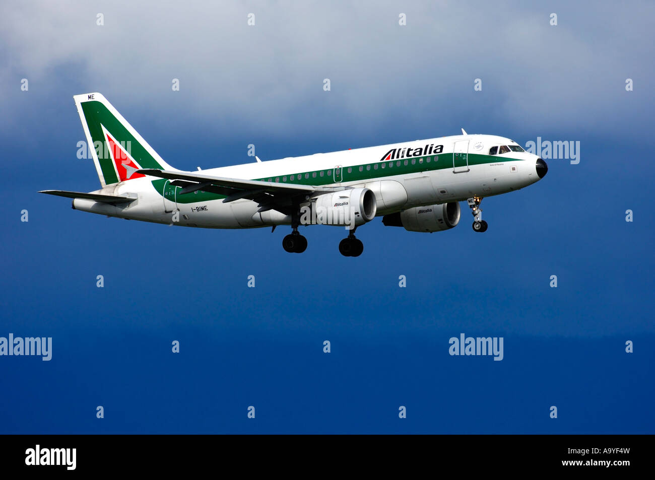 Airbus 319 airbus a319 hi-res stock photography and images - Alamy