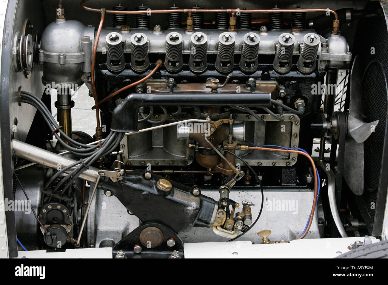 Fahrzeuge 2 autos hi-res stock photography and images - Alamy