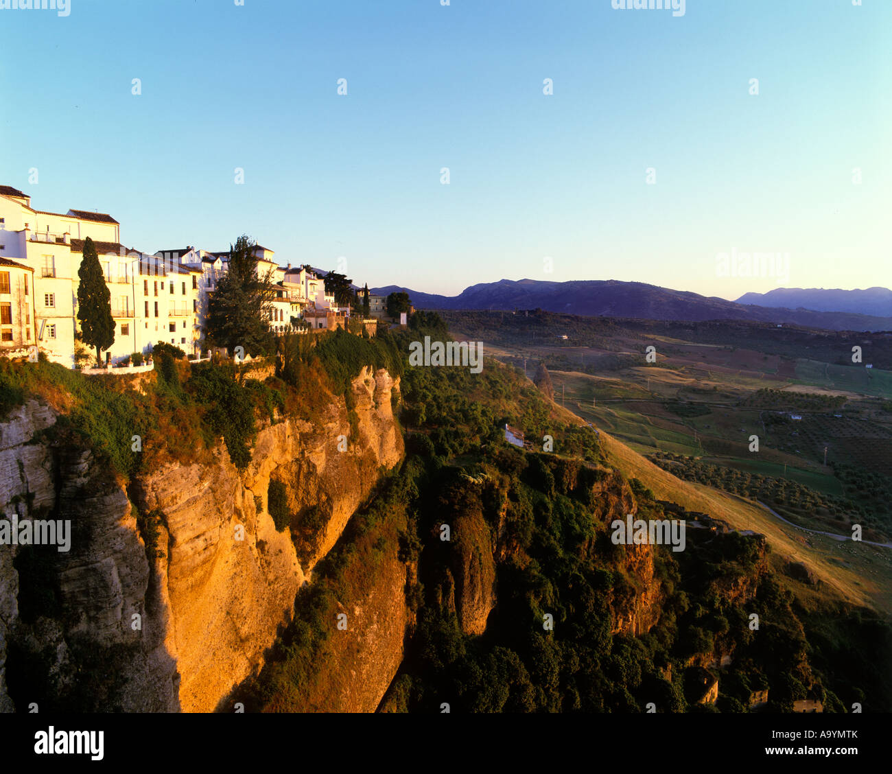 WHITE HOUSES ON CLIFF EDGE OF EL TAJO GORGE RONDA ANDALUSIA SPAIN Stock ...