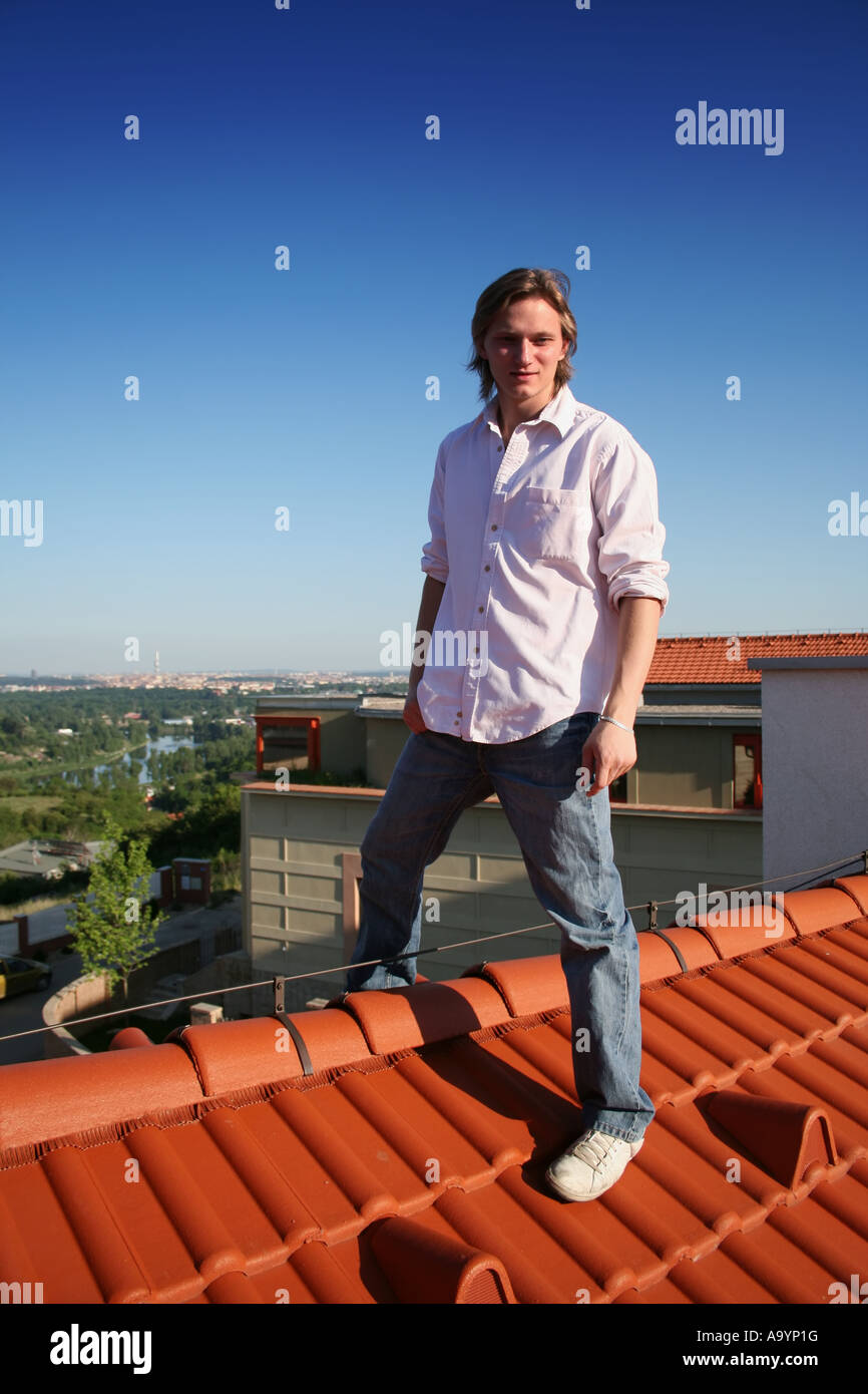 Man standing edge roof hi-res stock photography and images - Alamy