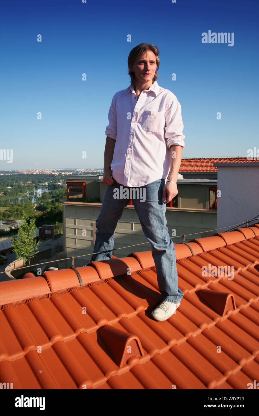 Man standing edge roof hi-res stock photography and images - Alamy