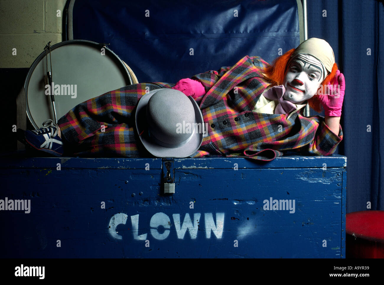A circus clown takes a break between performances Stock Photo - Alamy
