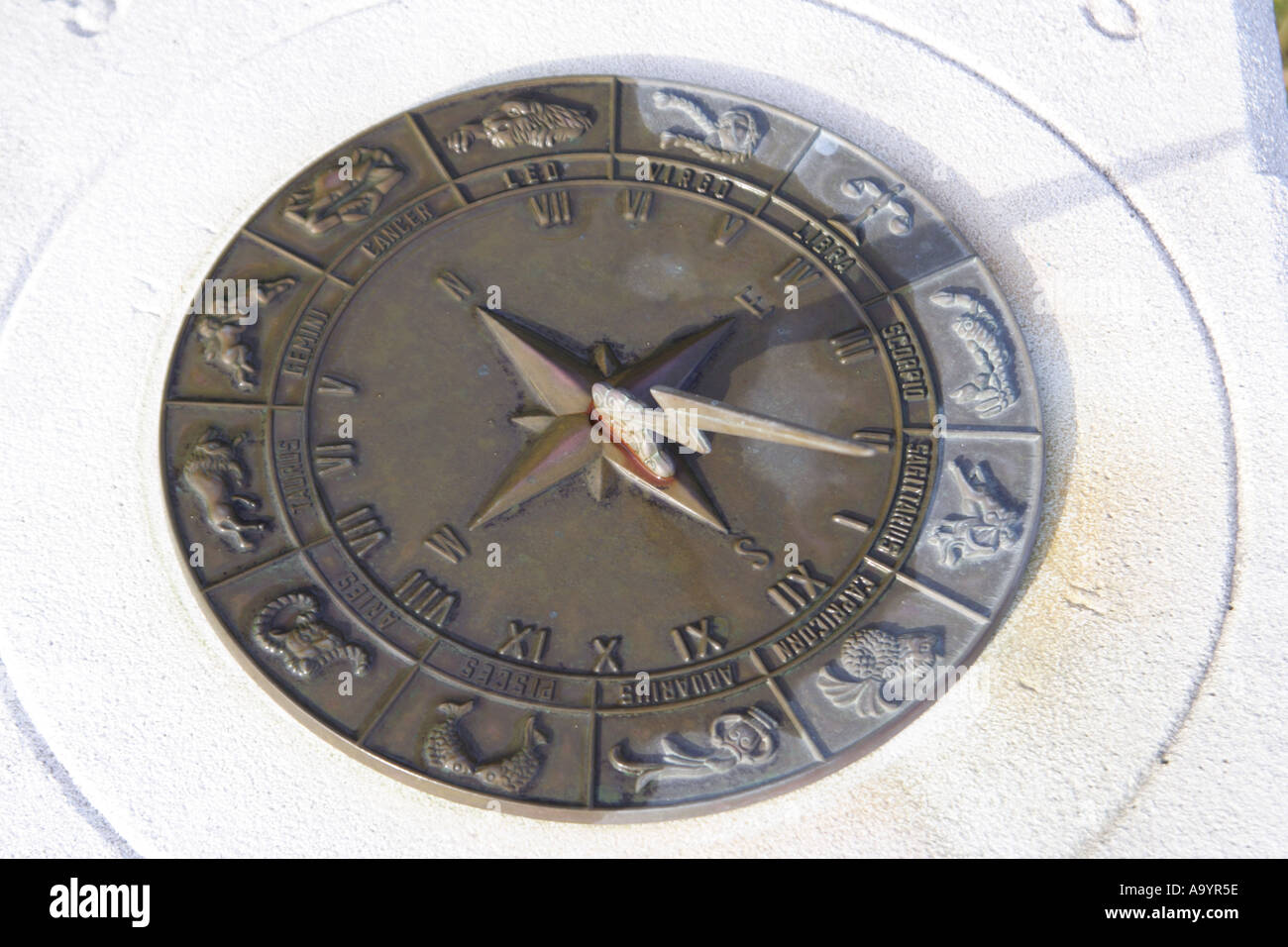 A SUNDIAL SHOWING SIGNS OF THE ZODIAK BAPD1803 Stock Photo - Alamy