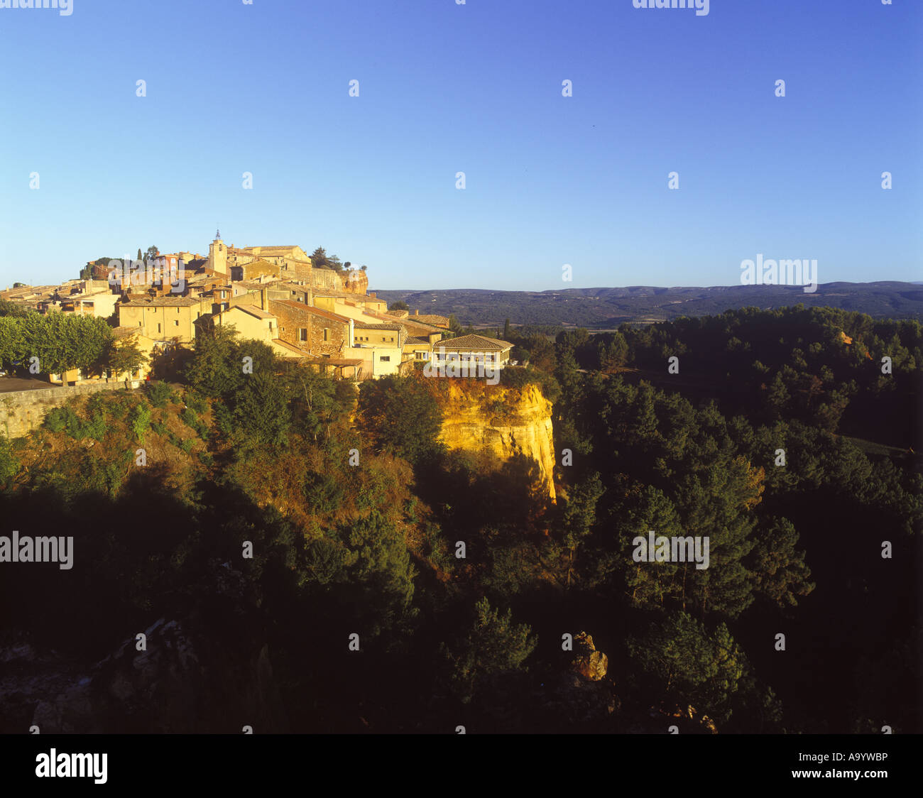 ROUSSILLON VILLAGE VAUCLUSE PROVENCE FRANCE Stock Photo - Alamy