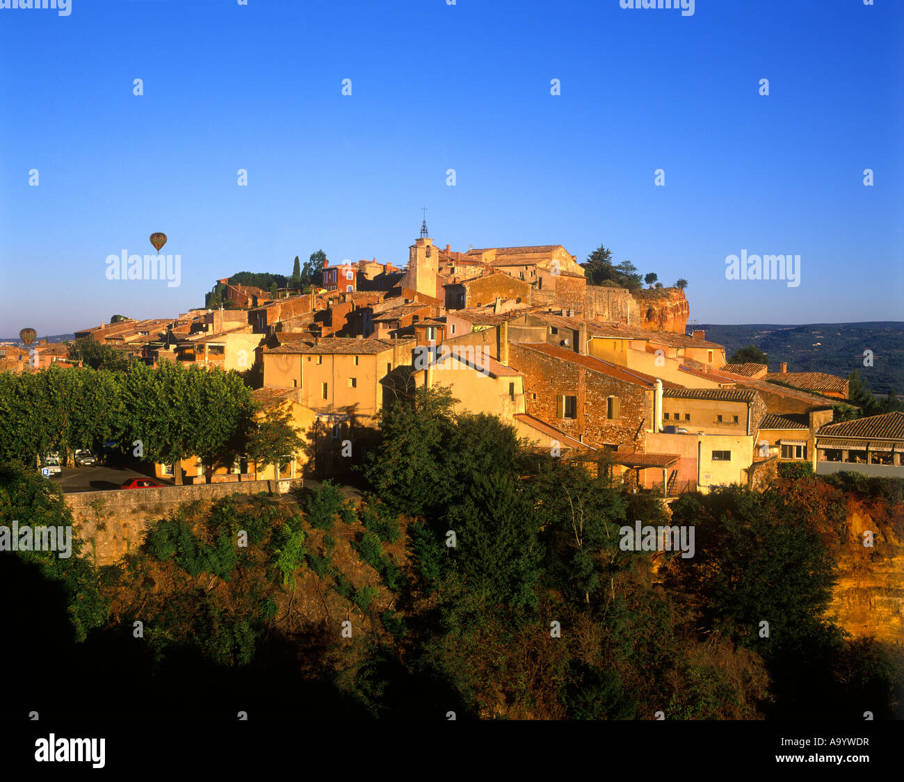 ROUSSILLON VILLAGE VAUCLUSE PROVENCE FRANCE Stock Photo - Alamy