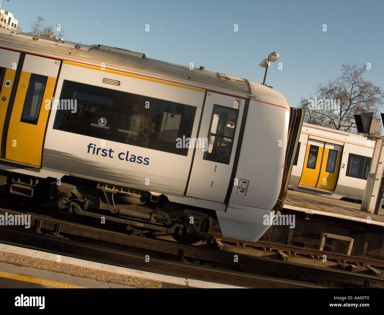Connex South Eastern train at charing cross Stock Photo - Alamy