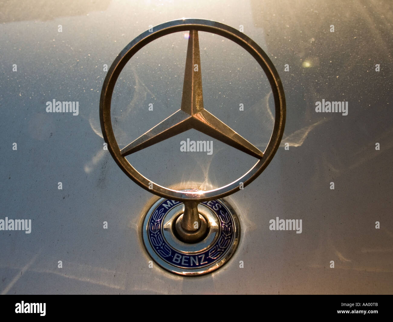 Mercedes benz logo hi-res stock photography and images - Alamy