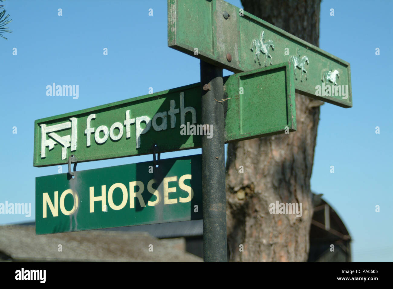 Oxfordshire signpost path hi-res stock photography and images - Alamy
