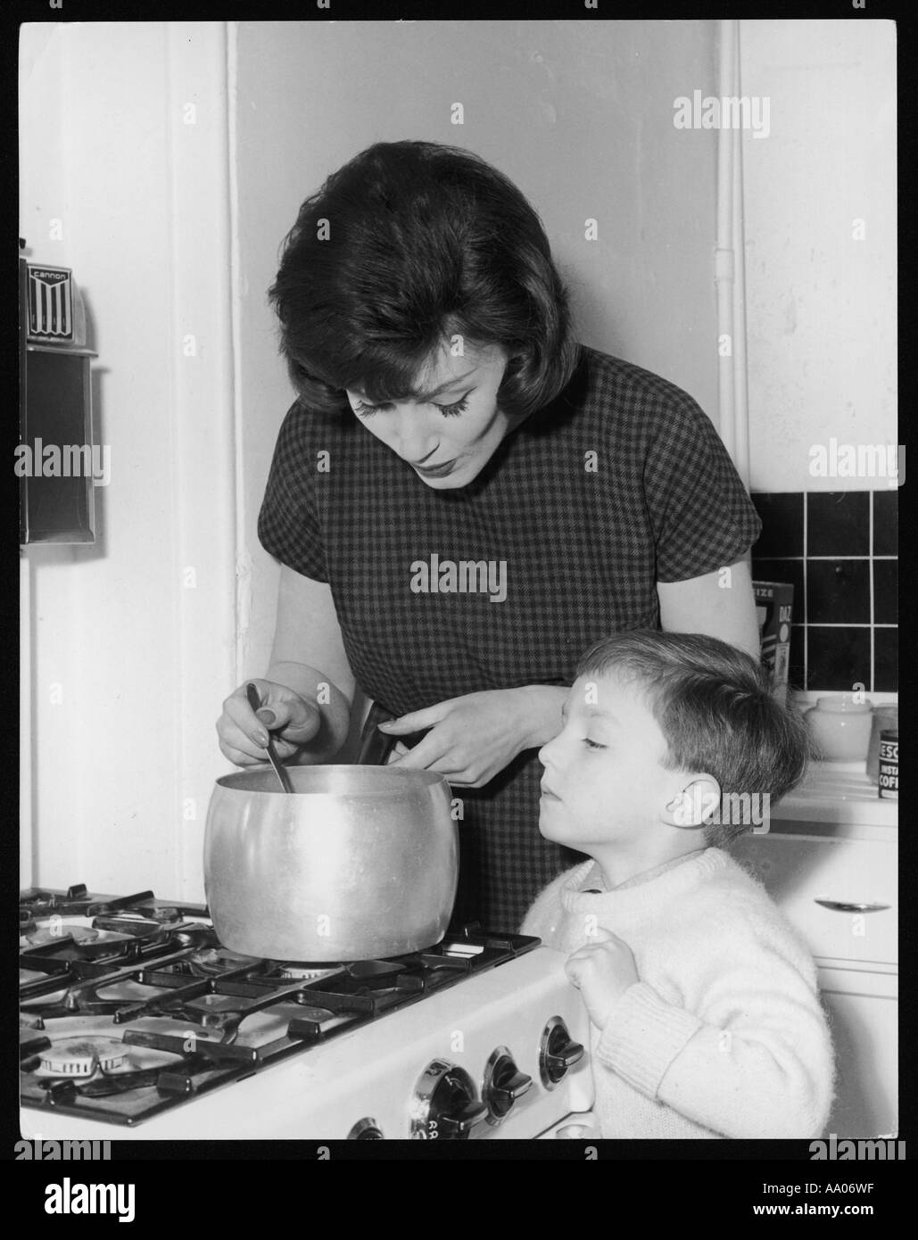 1960s cooker hi-res stock photography and images - Alamy