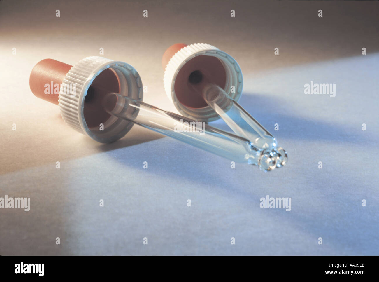 Medicine droppers hi-res stock photography and images - Alamy
