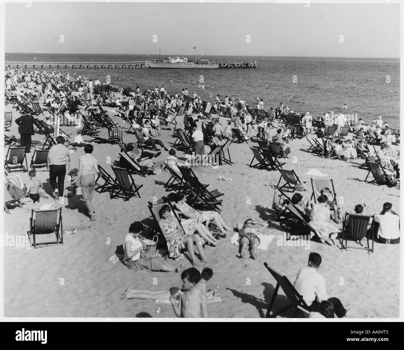 People sea in front Black and White Stock Photos & Images - Alamy