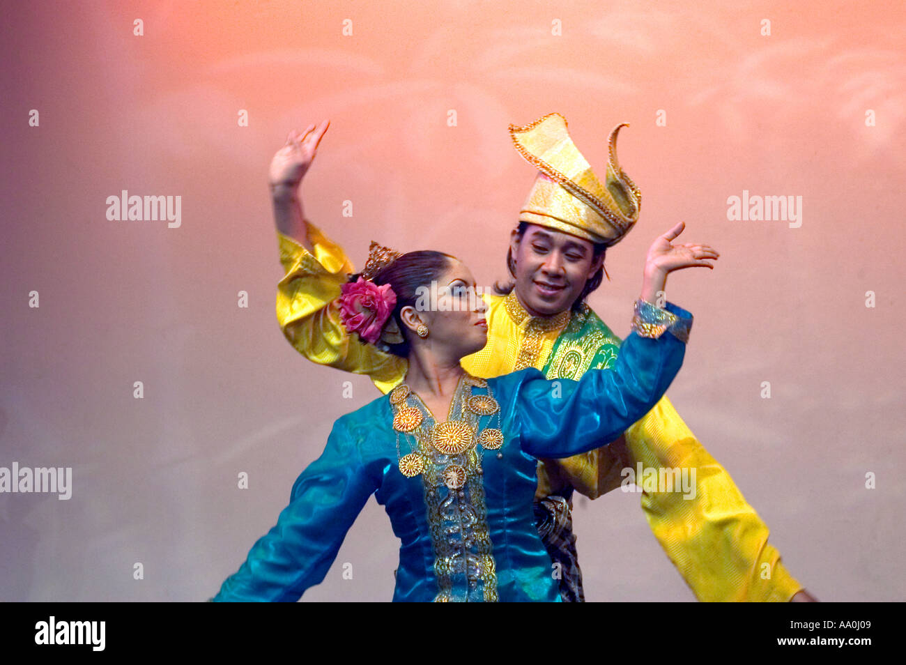 Malay costume hi-res stock photography and images - Alamy