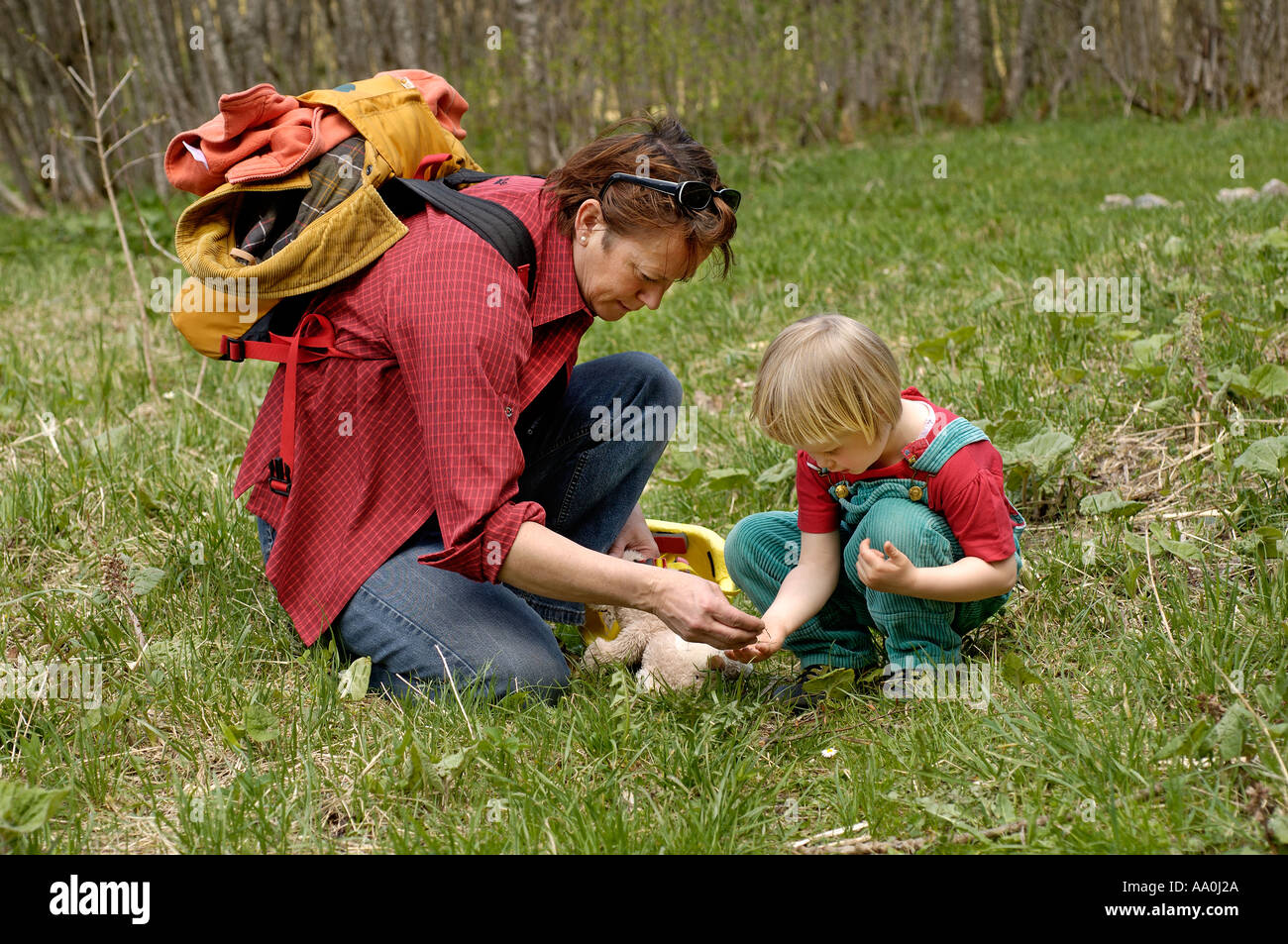 Child search for insects hi-res stock photography and images - Alamy
