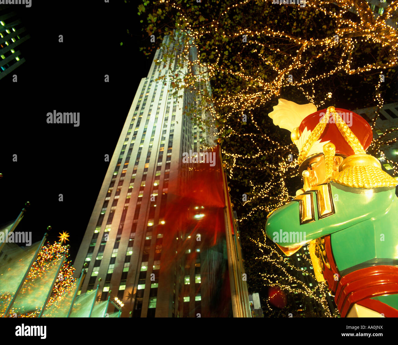 CHRISTMAS LIGHTS ROCKEFELLER CENTER (©RAYMOND HOOD 1939) FIFTH AVENUE ...