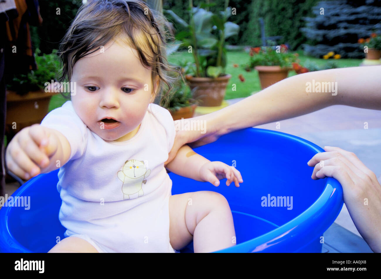 Baby girl in tub hi-res stock photography and images - Alamy