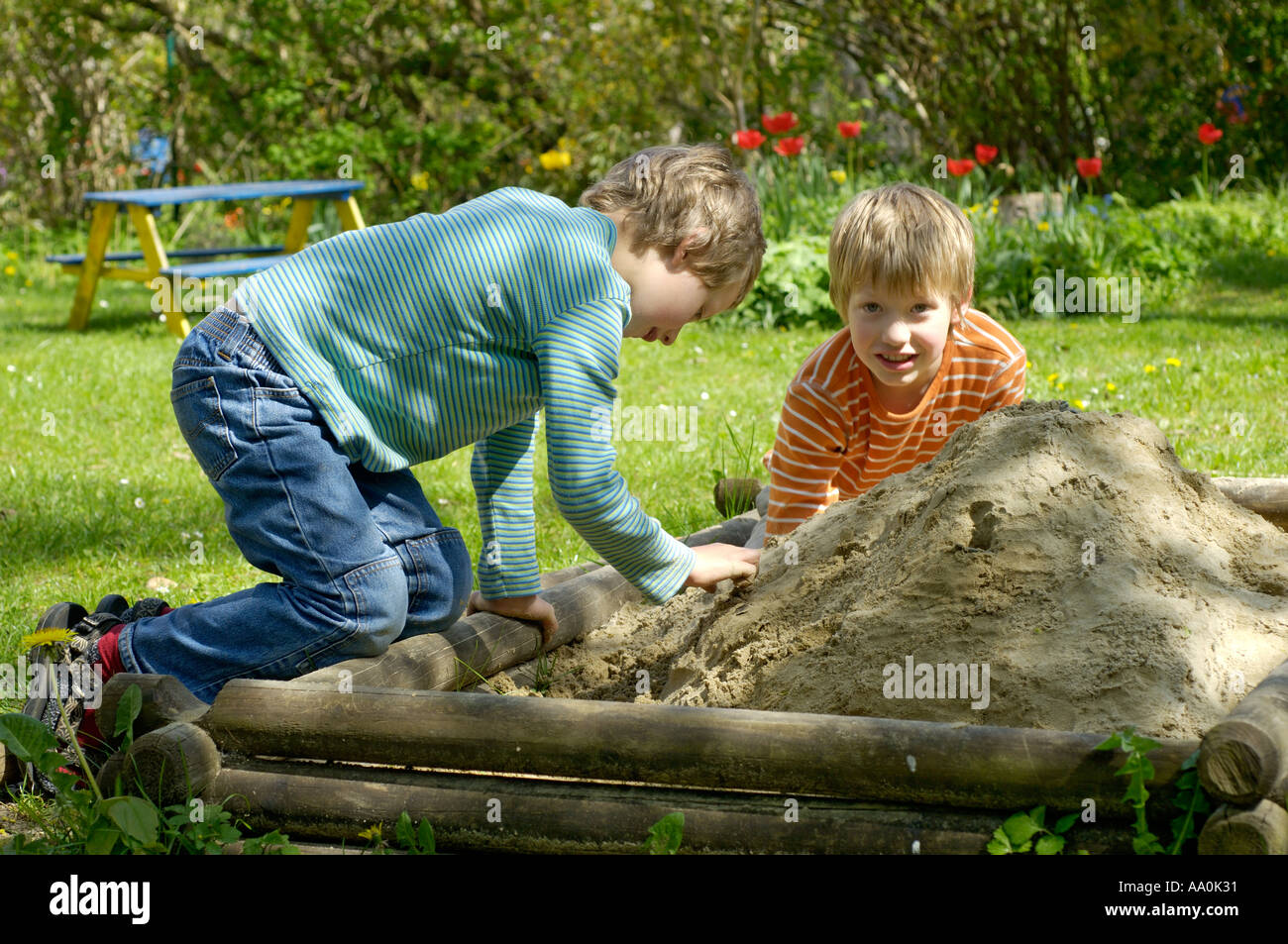 Two kids playing in sandbox hi-res stock photography and images - Alamy