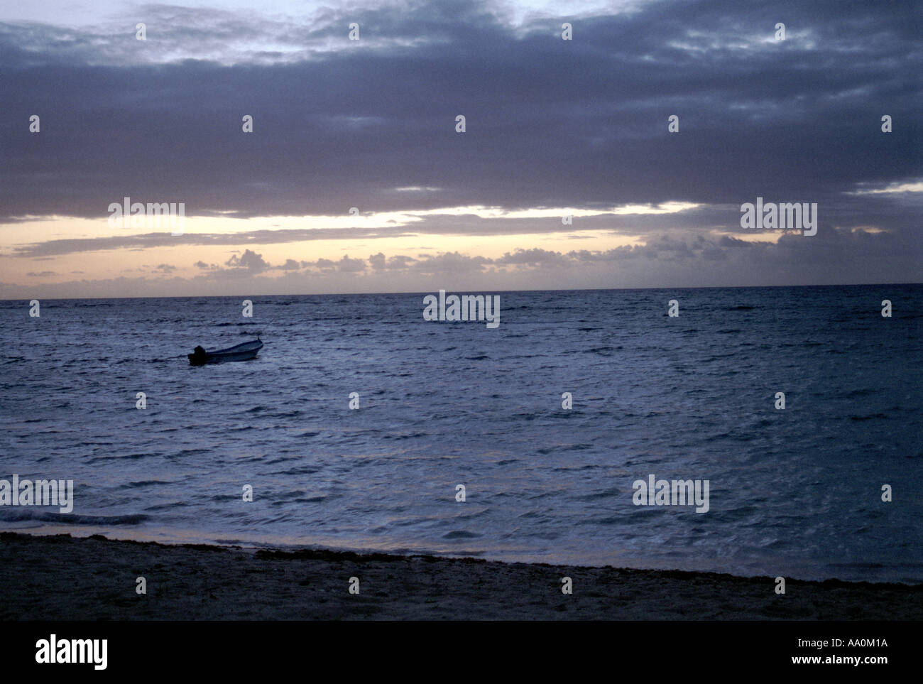 Evening sunset over ocean hi-res stock photography and images - Alamy