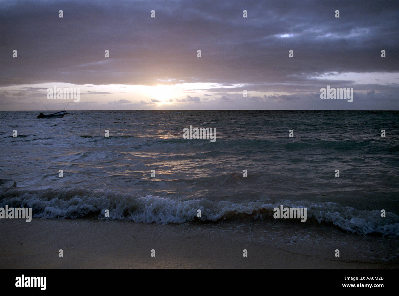 Sunset on remote beach hi-res stock photography and images - Alamy