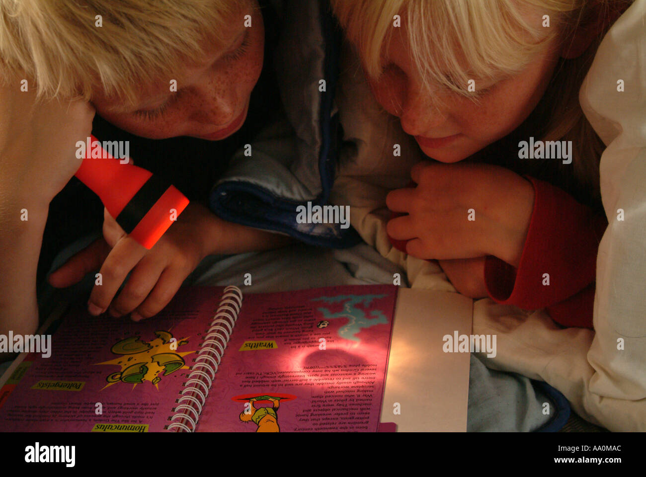 Reading bed children flashlight hi-res stock photography and images - Alamy