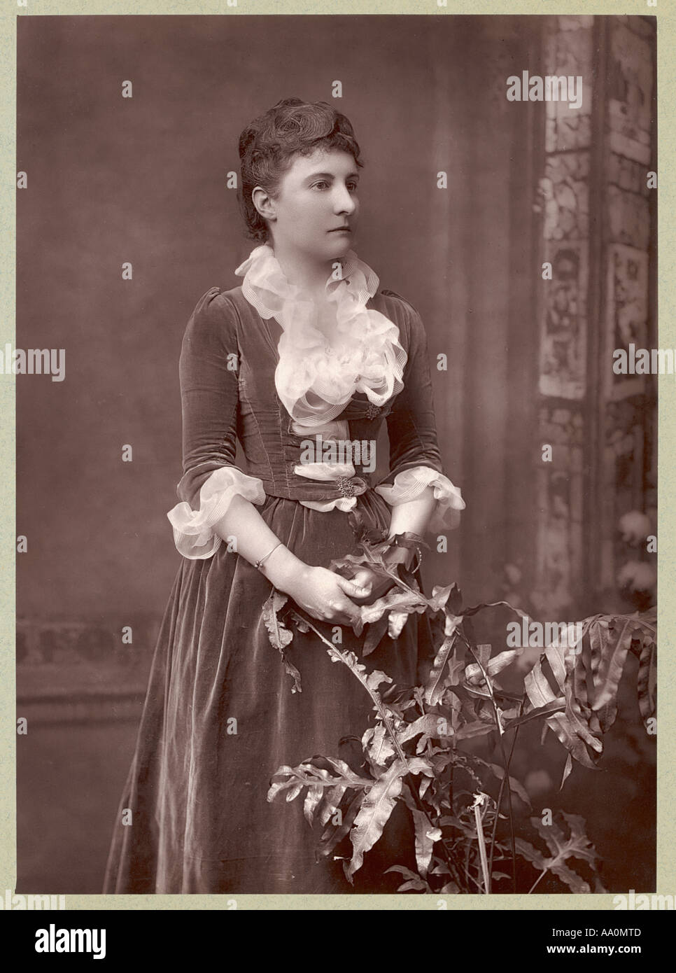 Artist biography hi-res stock photography and images - Alamy