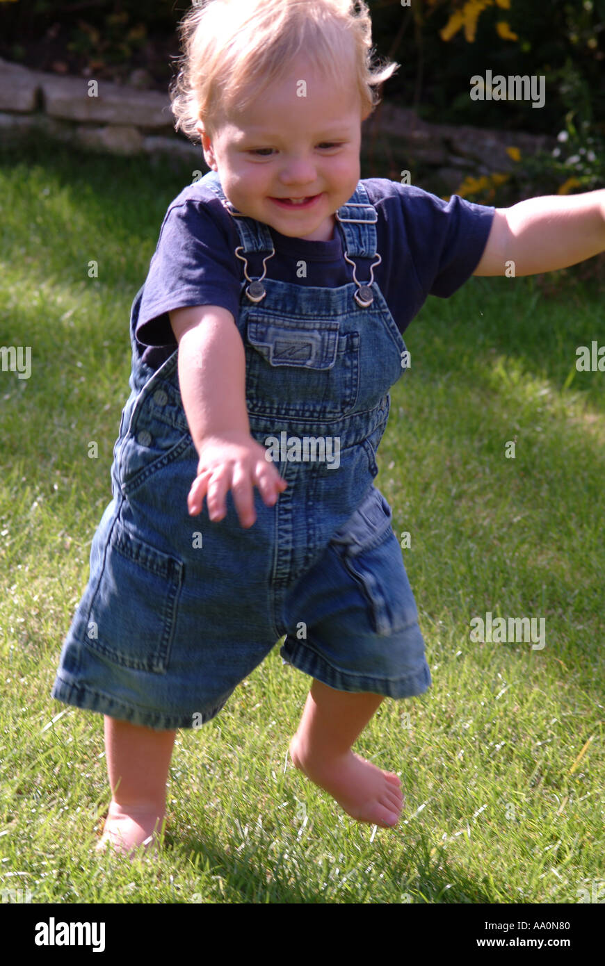 Child walking barefoot on grass hi-res stock photography and images - Alamy