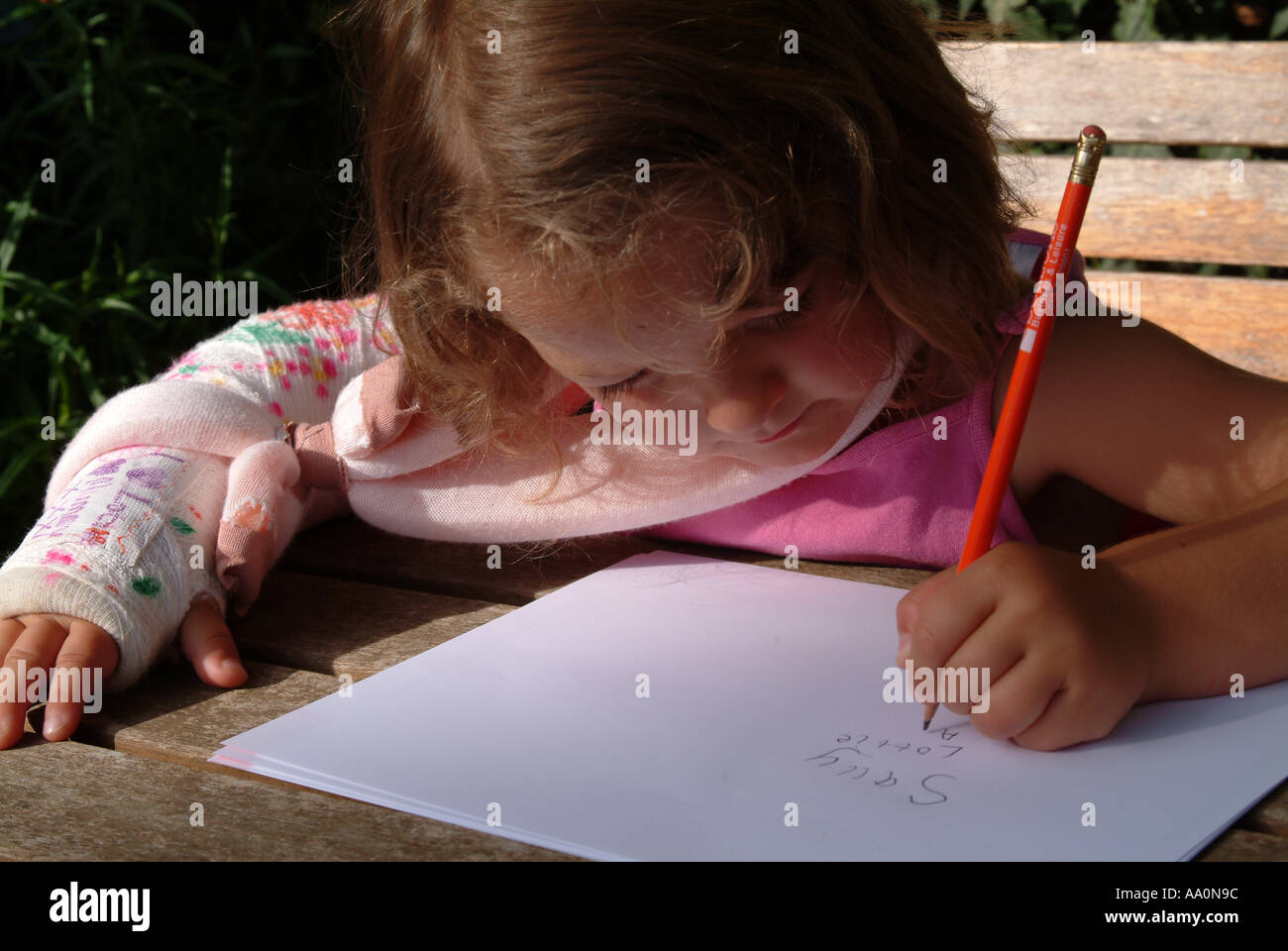 Little girl with a broken arm Stock Photo - Alamy