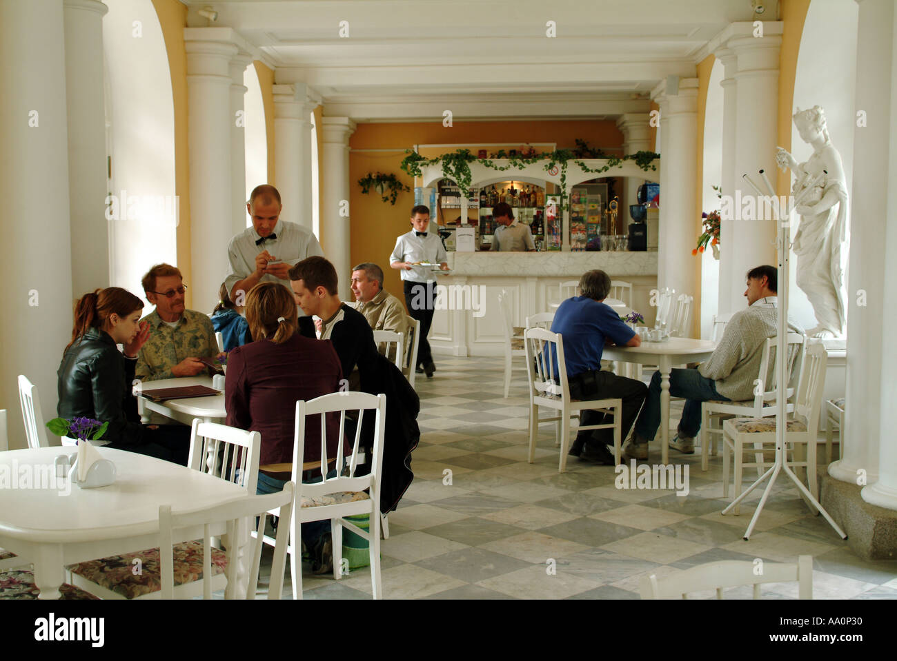 Restaurant service waiters table diners hi-res stock photography and ...