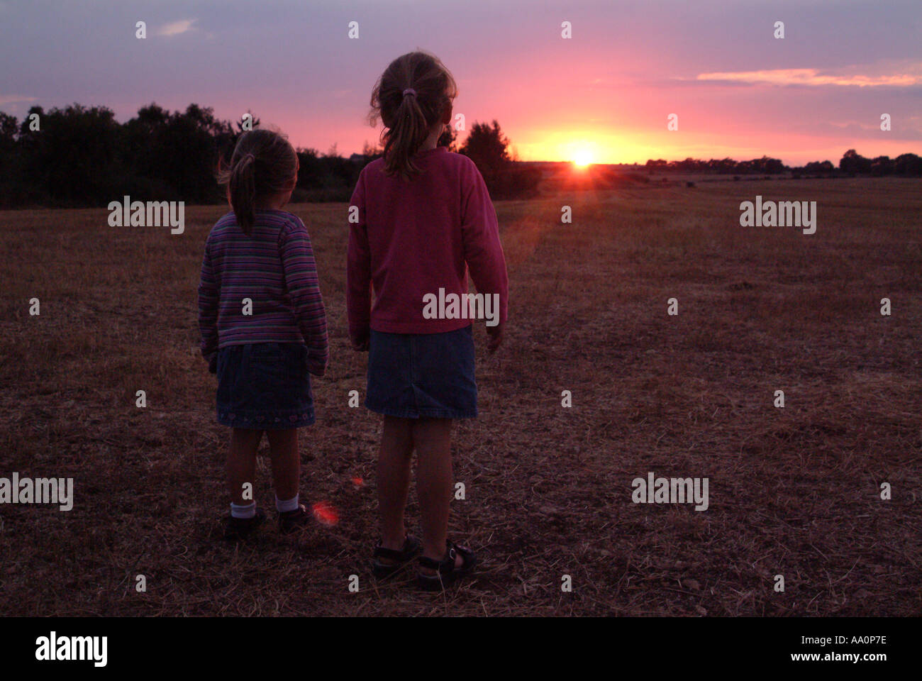 Two children youngsters back hi-res stock photography and images - Alamy