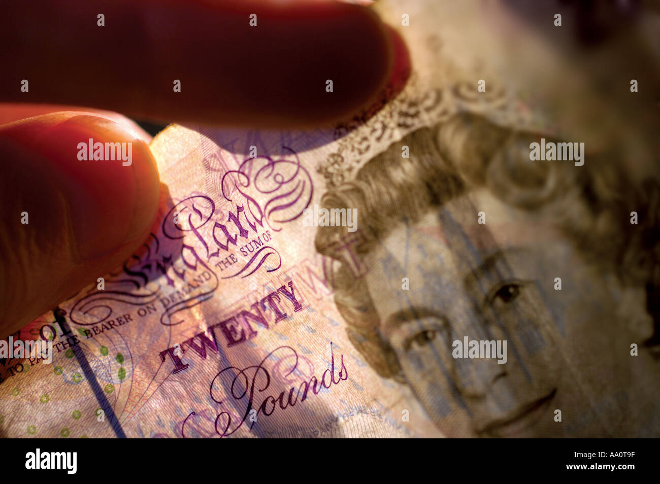 hand holding twenty Pound banknote Stock Photo - Alamy