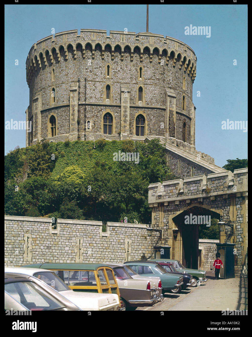 Windsor castle round tower hi-res stock photography and images - Alamy