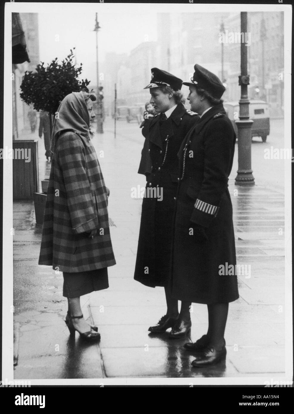 Policewomen hi-res stock photography and images - Alamy