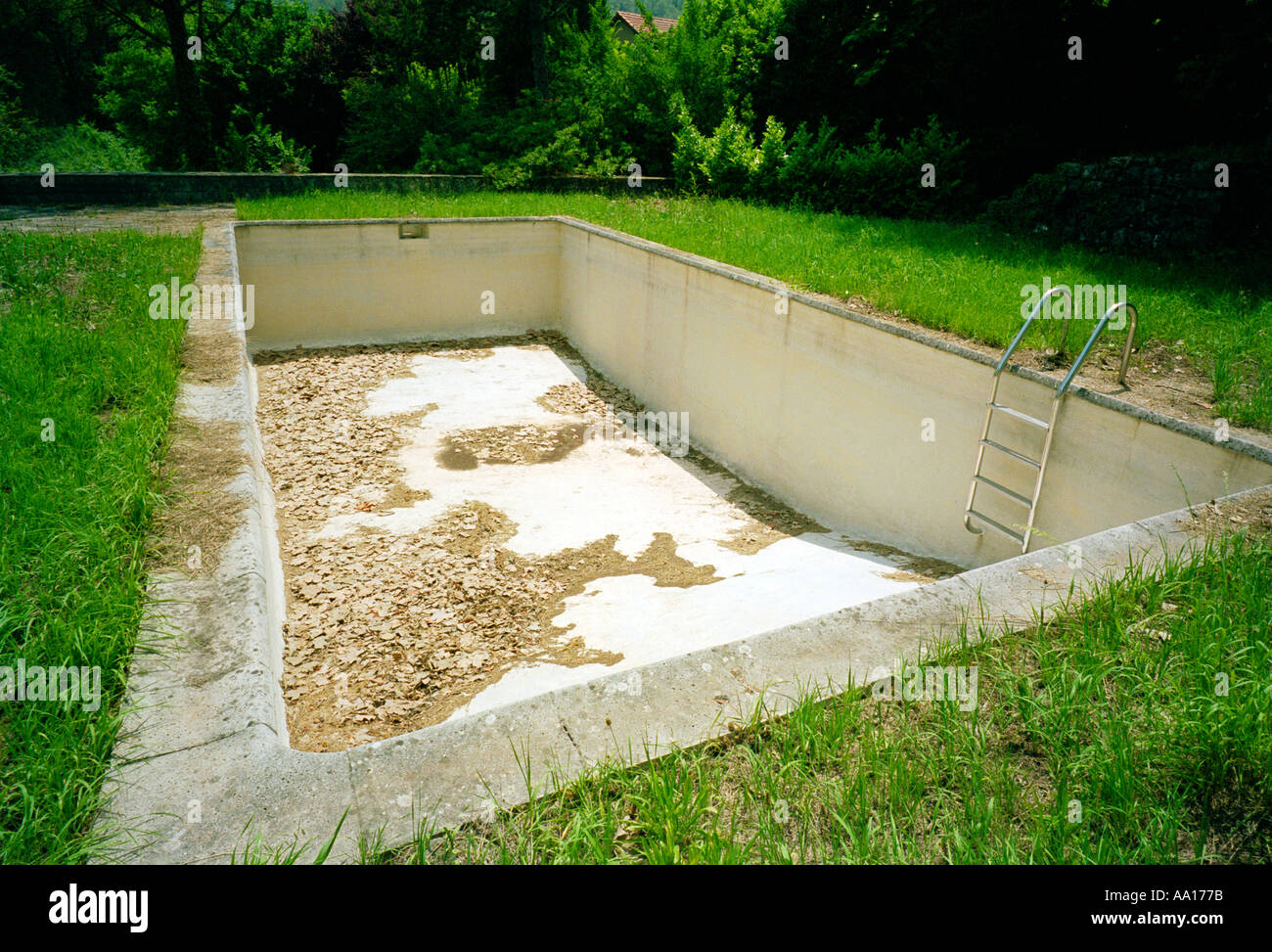An empty and neglected swimming pool Stock Photo - Alamy
