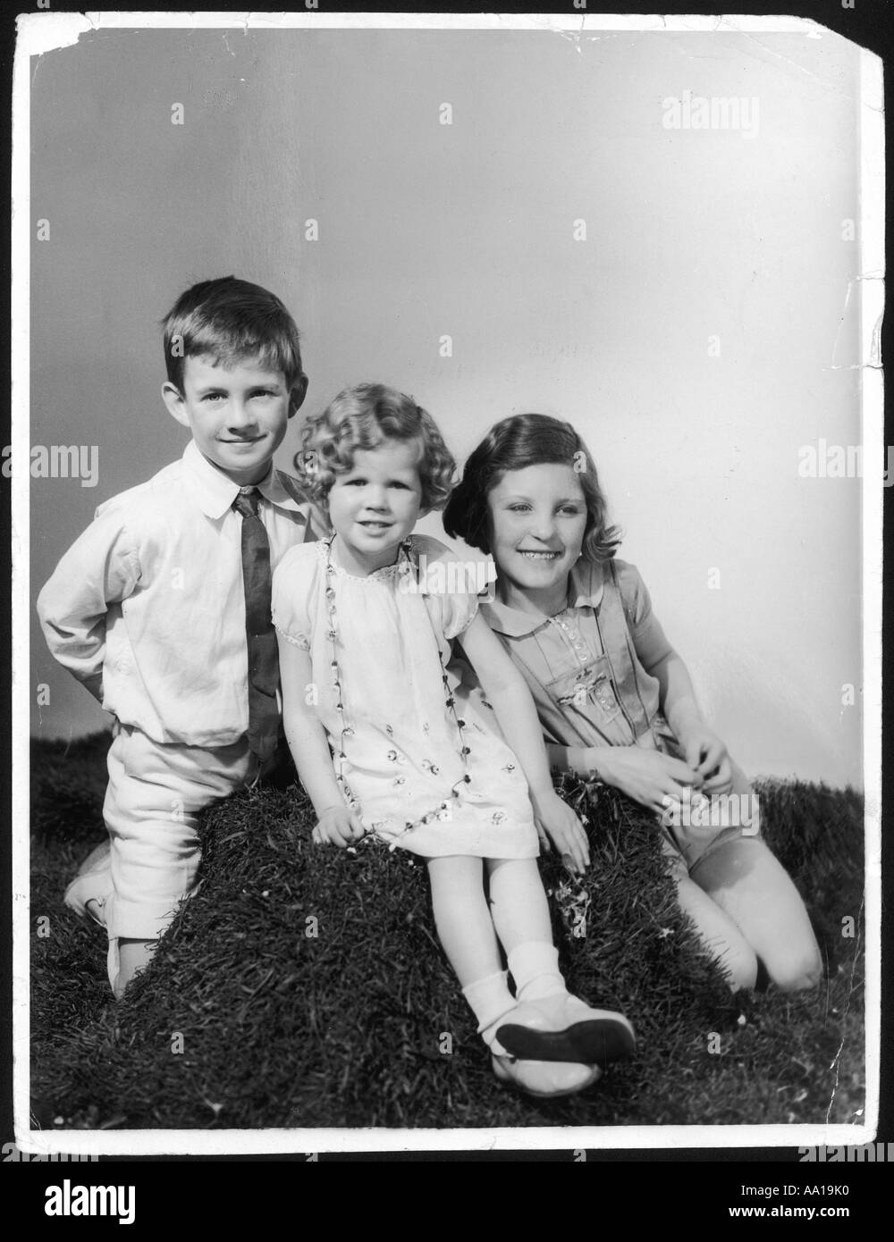 Children and daisy chains hi-res stock photography and images - Alamy