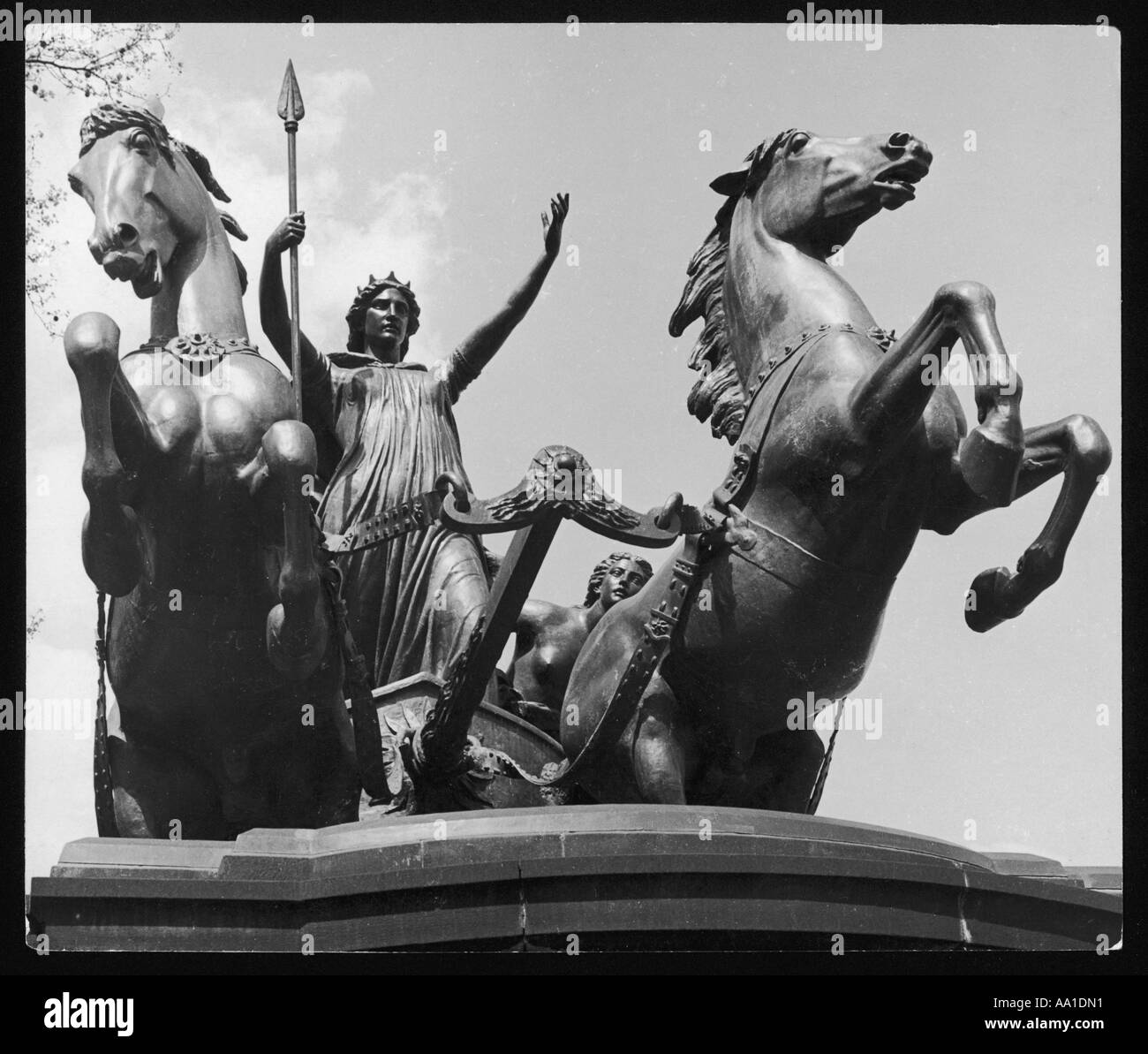 Boudica statue in london hi-res stock photography and images - Alamy