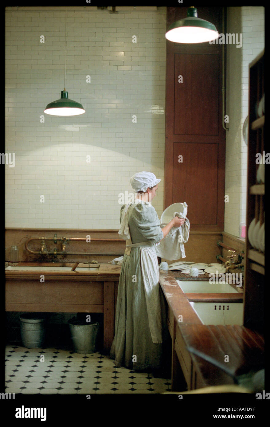 Kitchen maid hi-res stock photography and images - Alamy