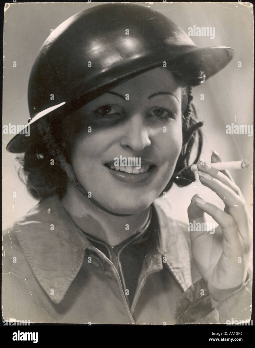 Woman 1940s smoking hi-res stock photography and images - Alamy
