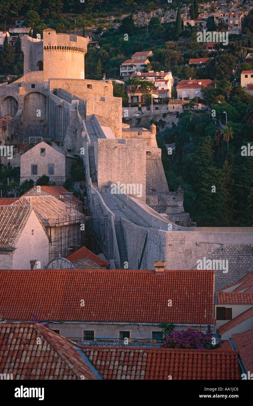 The impressive rampart walls circling old town Dubrovnik Stock Photo ...