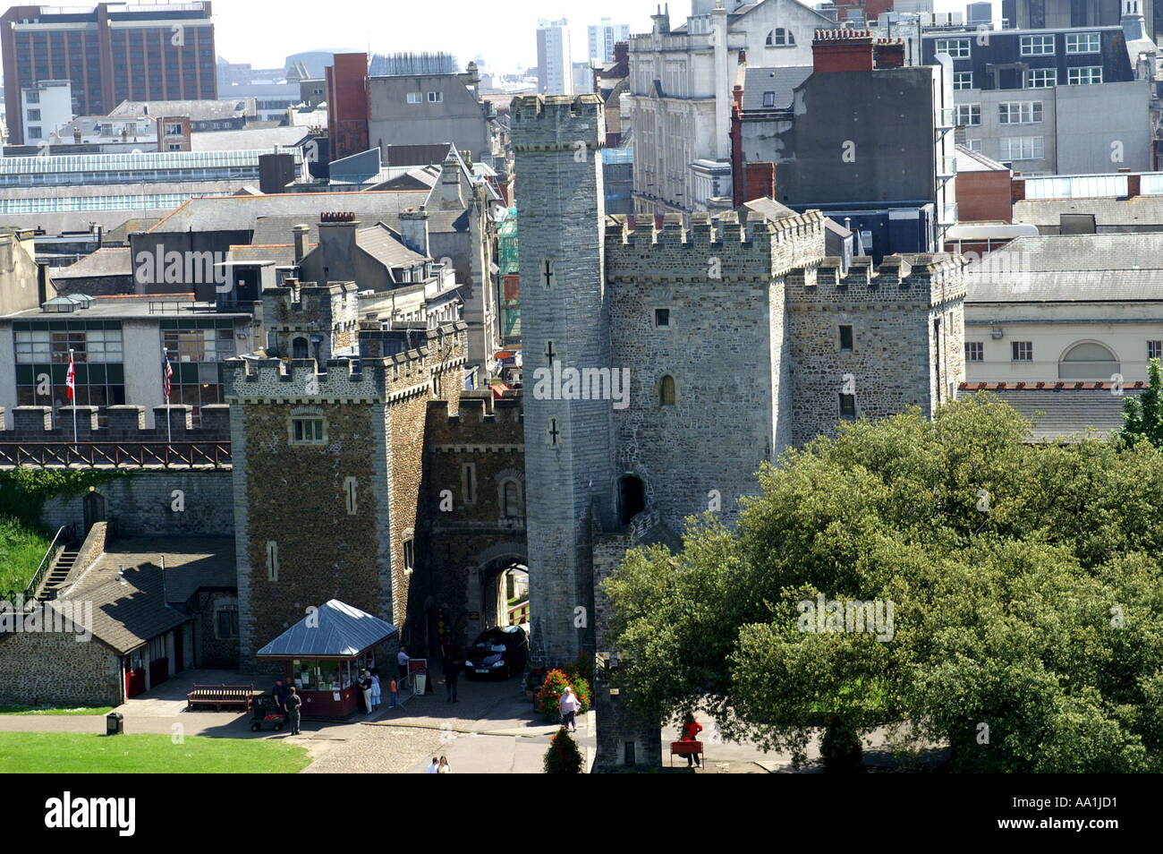 Entrance gate to cardiff castle hi-res stock photography and images - Alamy