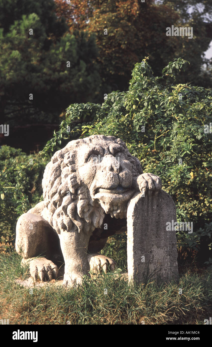 ISTANBUL, TURKEY. A lion statue by the Hippodrome Stock Photo - Alamy