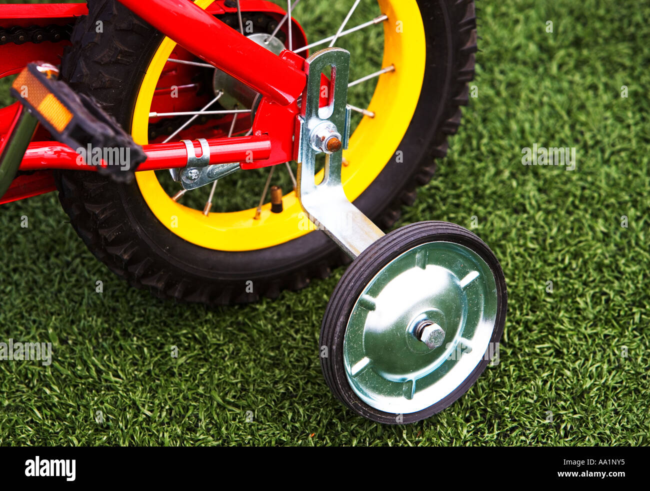 TRAINING WHEELS ON BIKE Stock Photo - Alamy