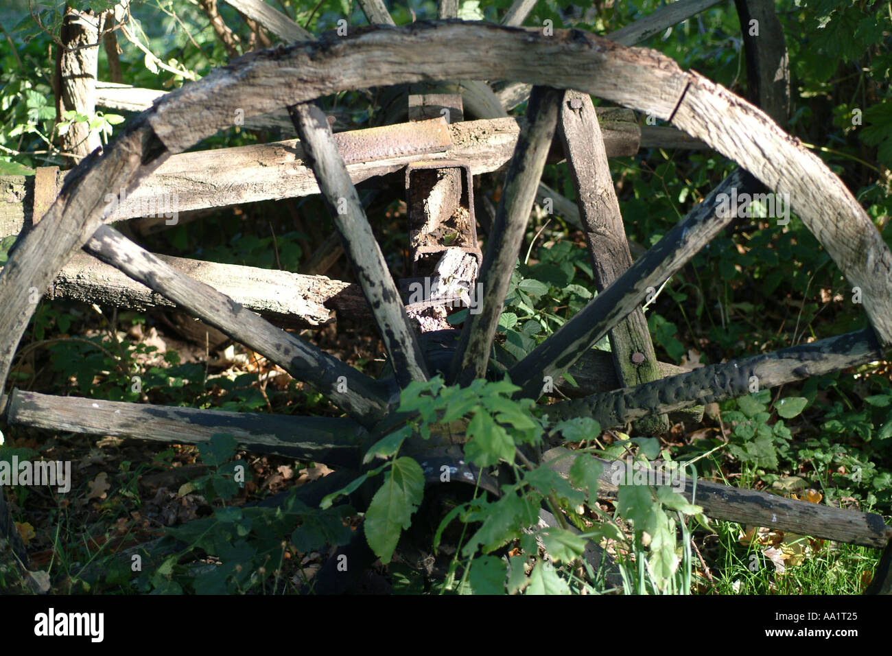 Altes rad holz hi-res stock photography and images - Alamy