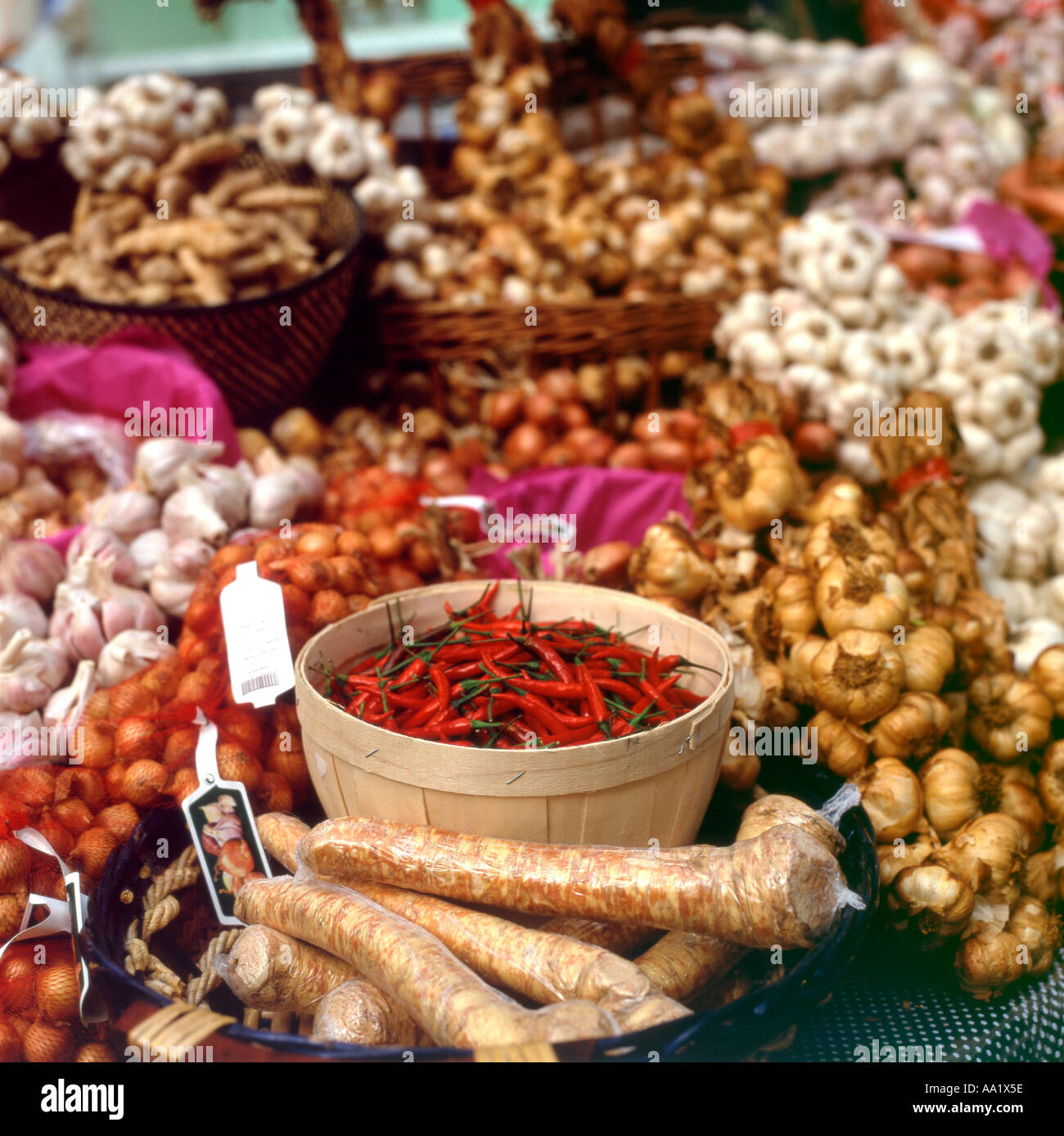 Piled shallots hi-res stock photography and images - Alamy