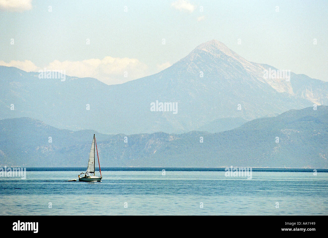 Lone yacht sailing off hi-res stock photography and images - Alamy