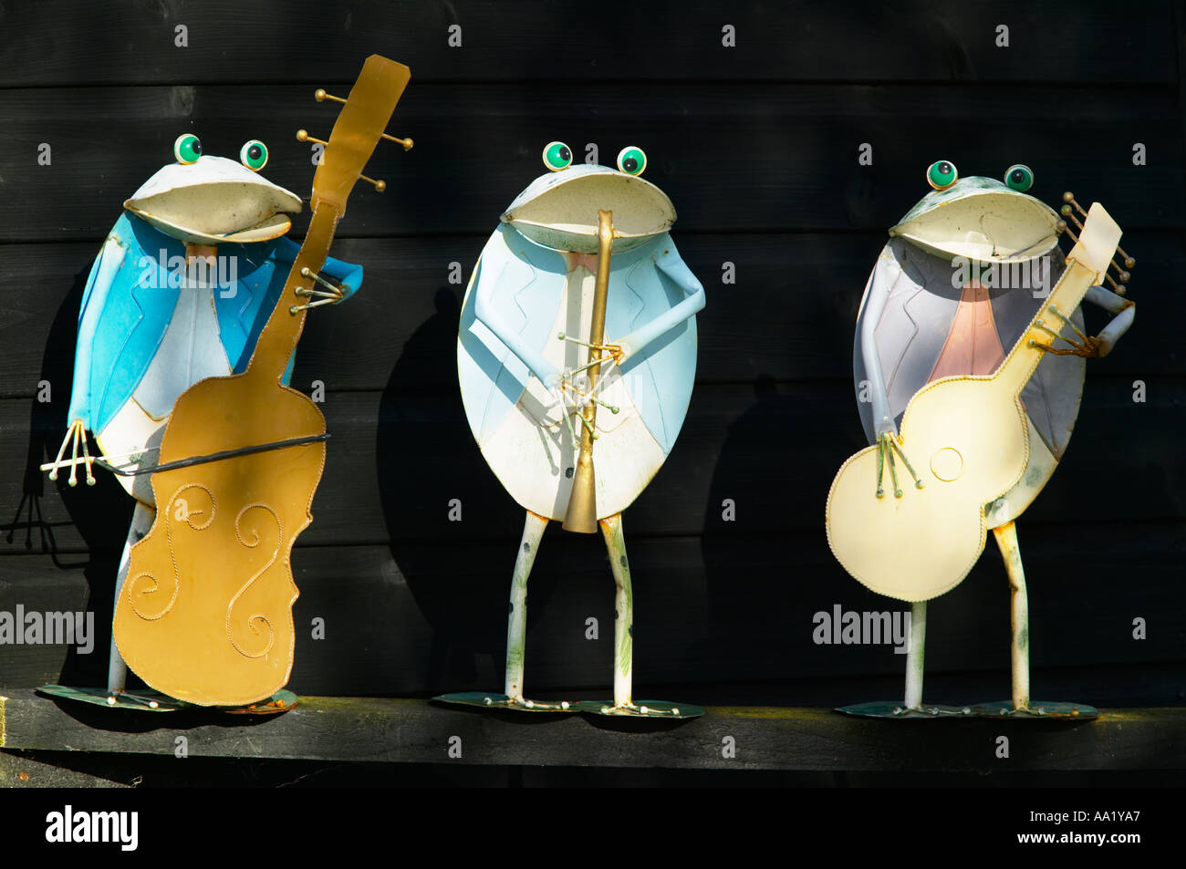 Frogs playing musical instruments hi-res stock photography and images ...