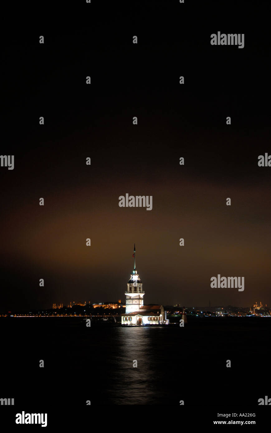 Leander's tower at night, üsküdar, istanbul, turkey Stock Photo - Alamy