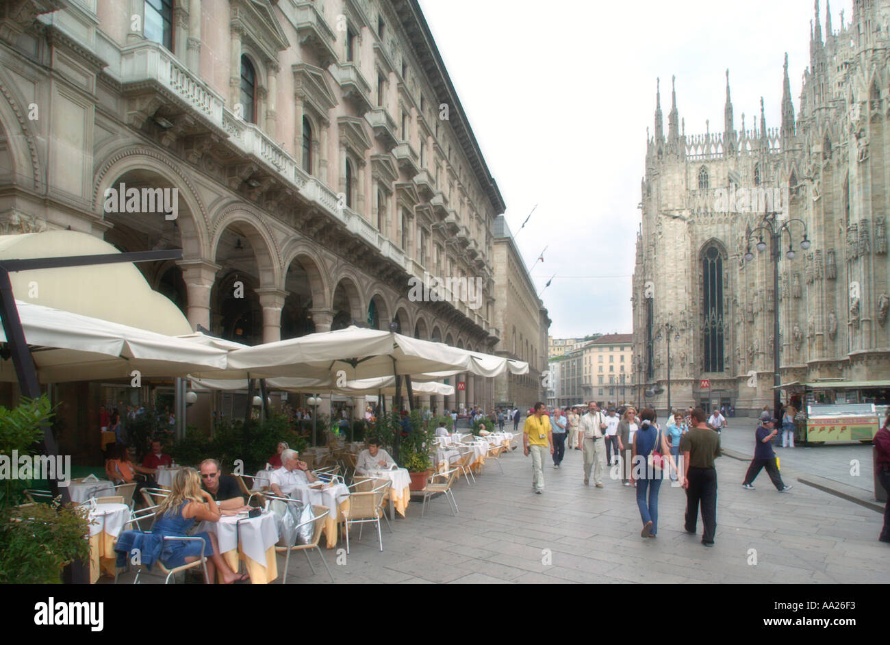 Cafe outside the milan cathedral hi-res stock photography and images ...