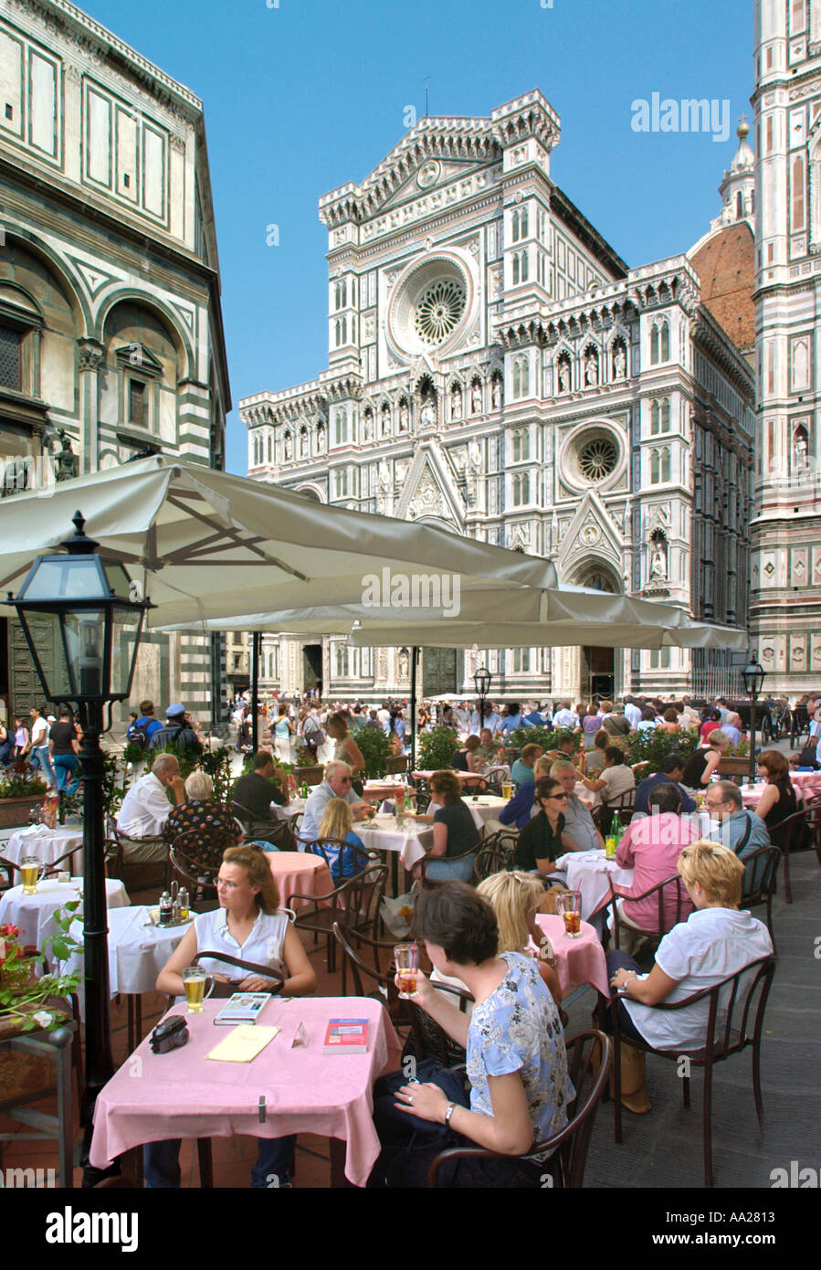 Street Cafe in front of the Duomo (Basilica Santa di Maria del Fiore ...